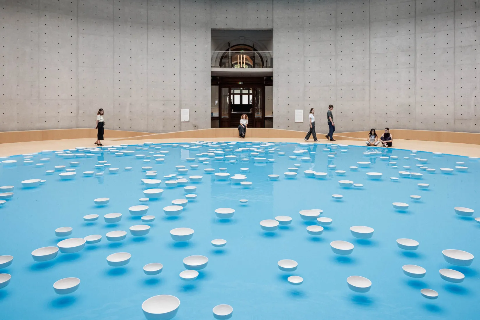 В Париже представили инсталляцию Селесты Бурсье-Мужено